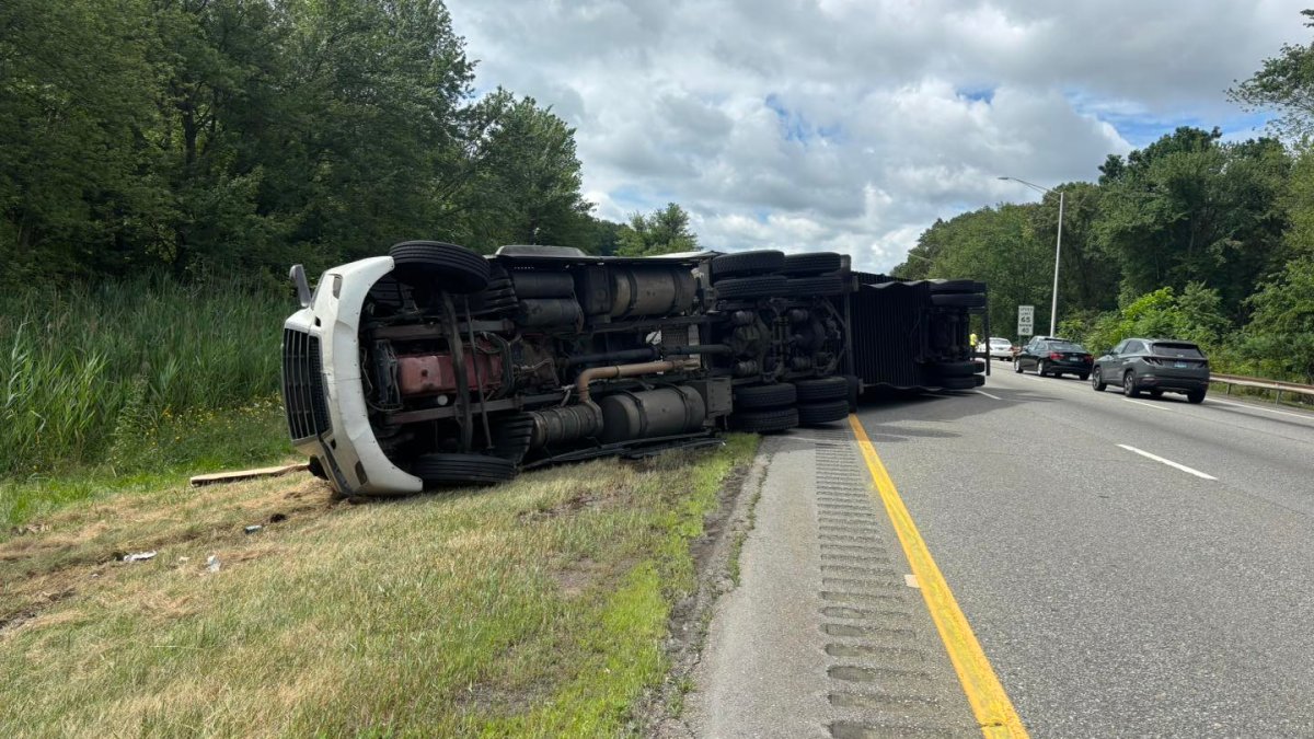 Truck carrying 45,000 pounds of bottled water overturns on I-91 in North Haven – NBC Connecticut