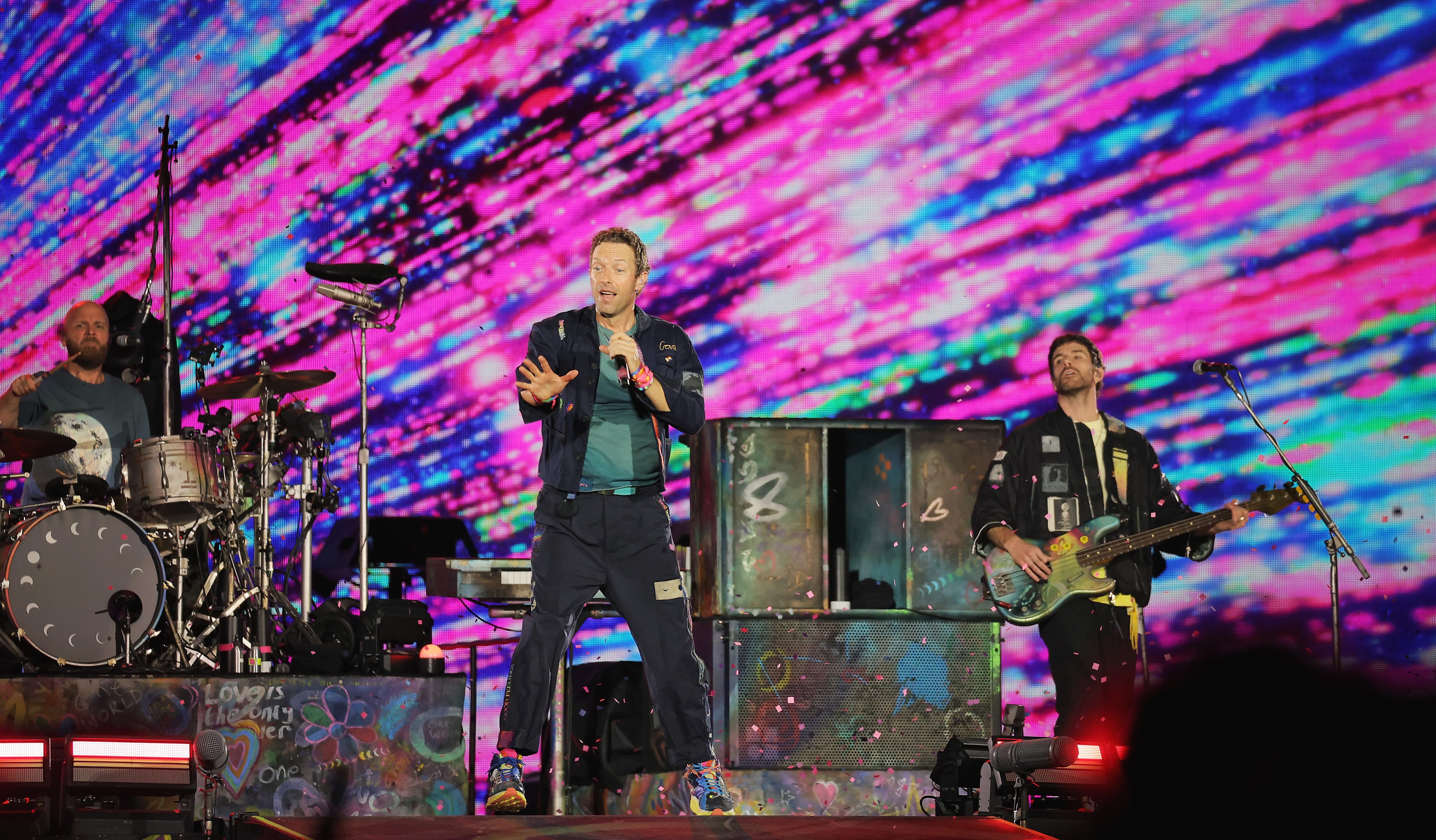 Woman seen on Coldplay ‘kiss cam’ files for divorce from husband – NBC ...