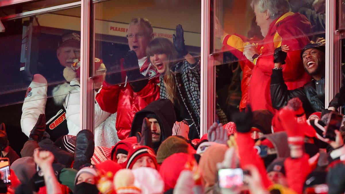 See Taylor Swift spread Christmas cheer at Travis Kelce’s Chiefs game ...