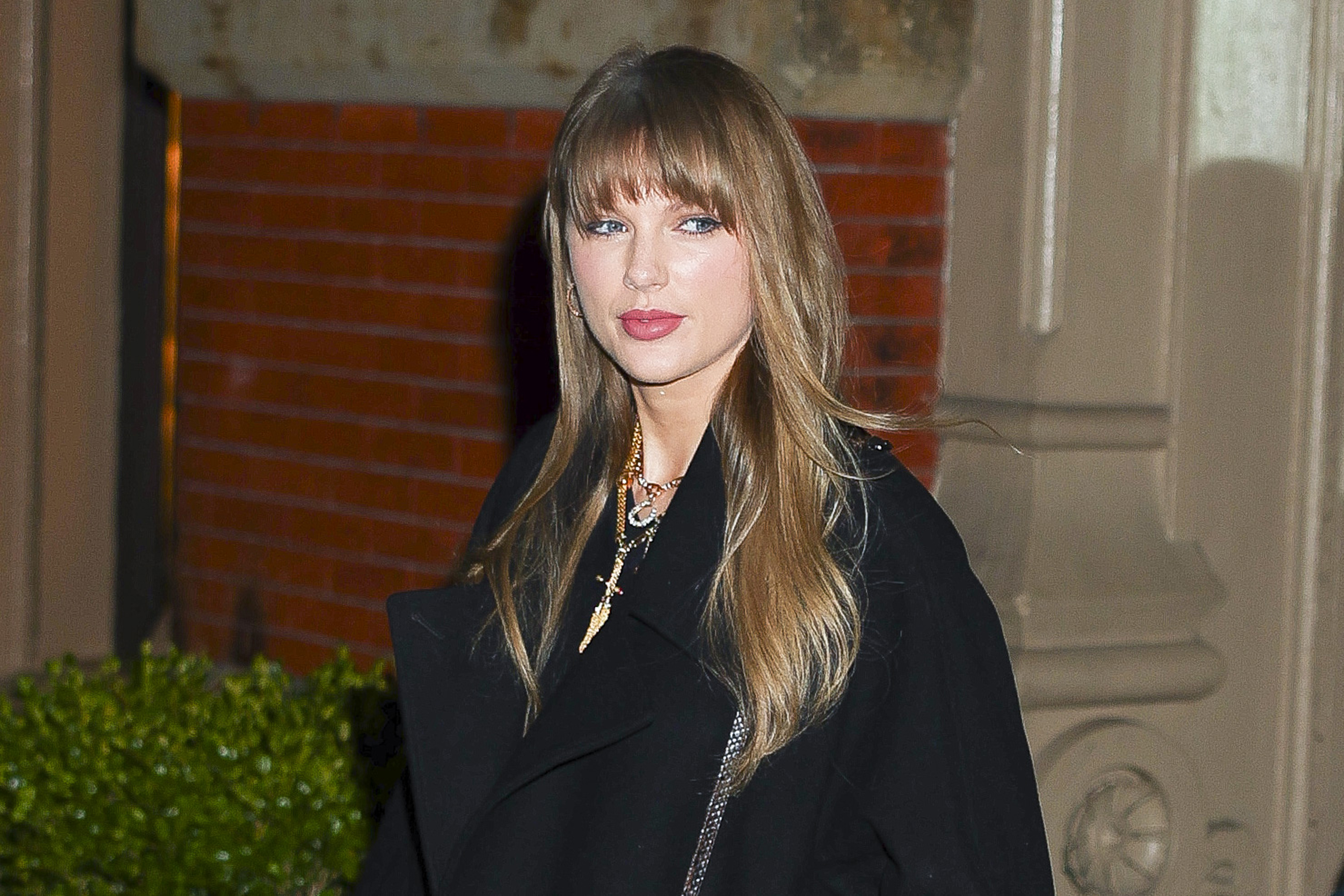 Taylor Swift has 4-word message for critics who want her to ‘go away ...