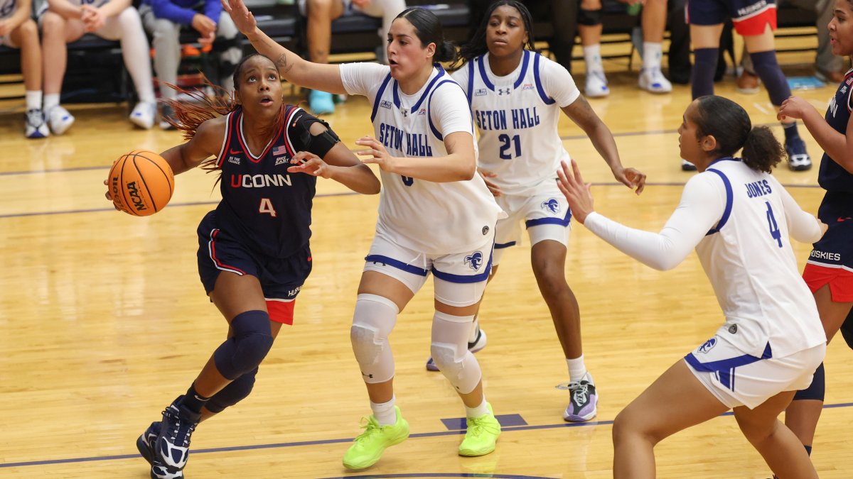 No. 1 UConn beats Seton Hall 92-52 for its 43rd straight win over the ...