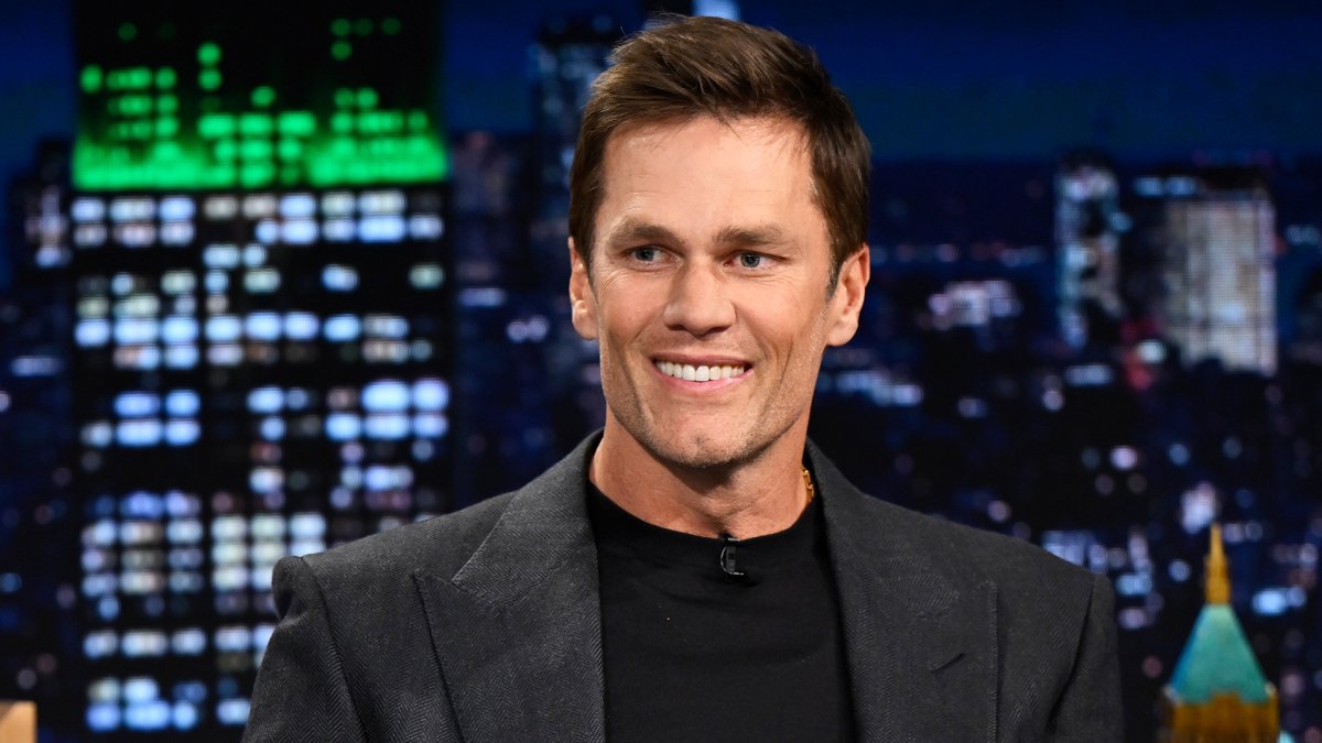 Tom Brady teaches Jimmy Fallon how to throw a football on ‘The Tonight ...